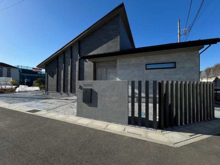 KMEW(ケイミュー)の外壁に合わせた新築外構🏠🌟 | デザインガーデン | 埼玉県伊奈町